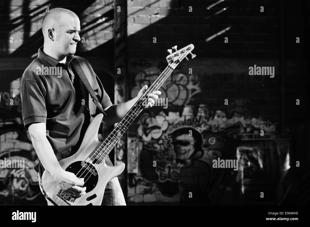 Young people outdoor music Black and White Stock Photos & Images - Alamy