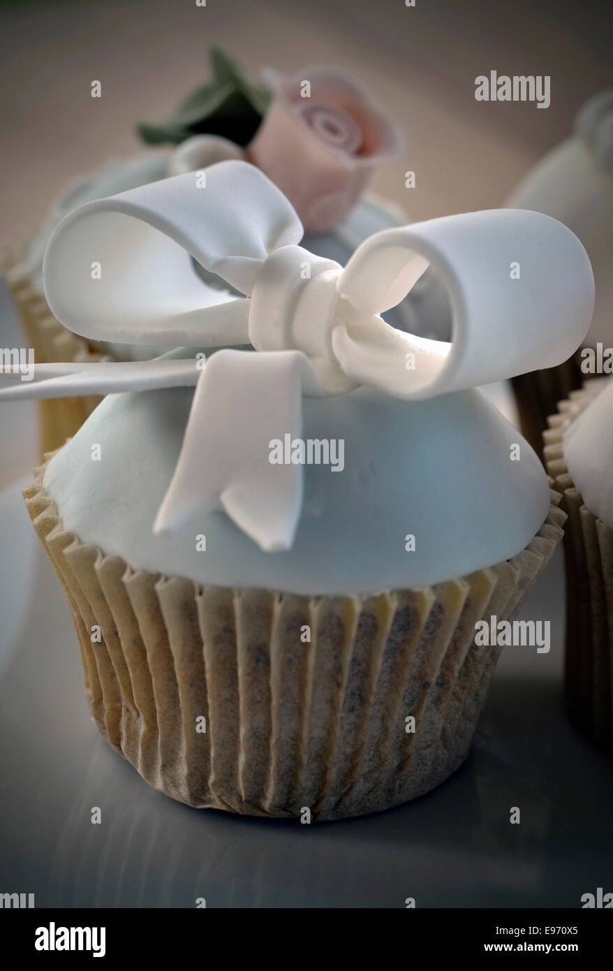 Icing bow hi-res stock photography and images - Alamy
