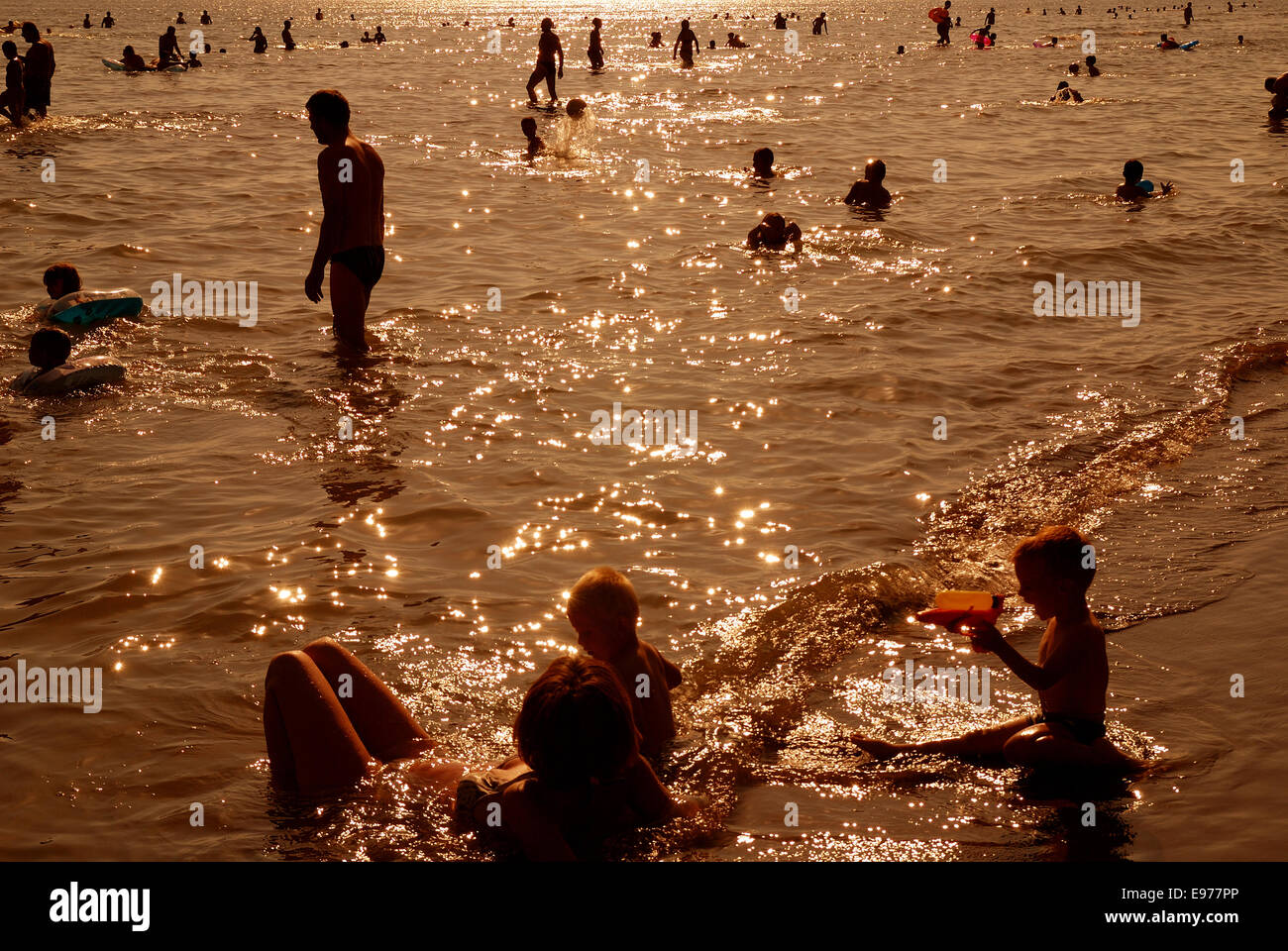 Crowd on beach hi-res stock photography and images - Alamy