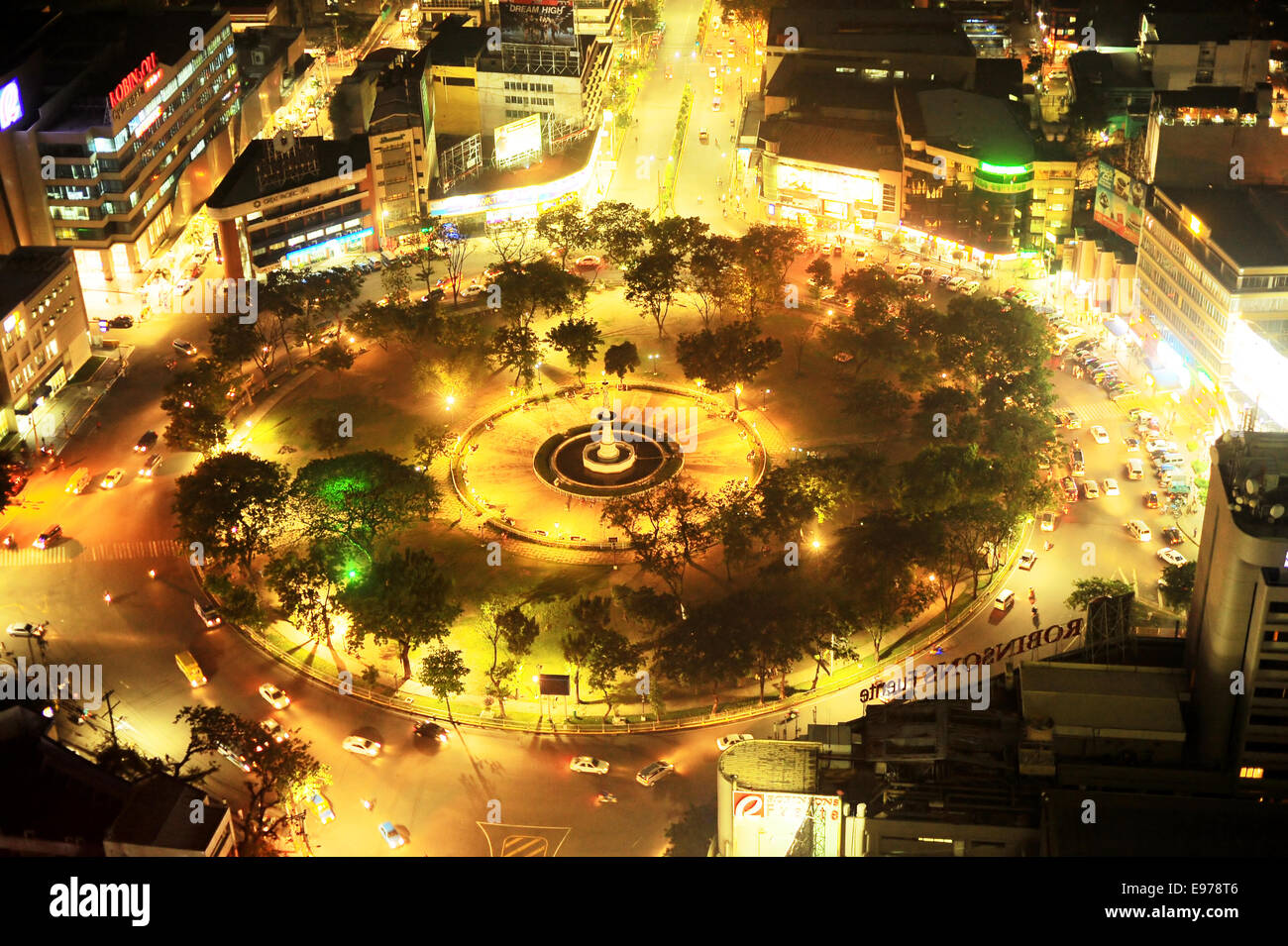 Fuente Osmena Circle at night Stock Photo - Alamy