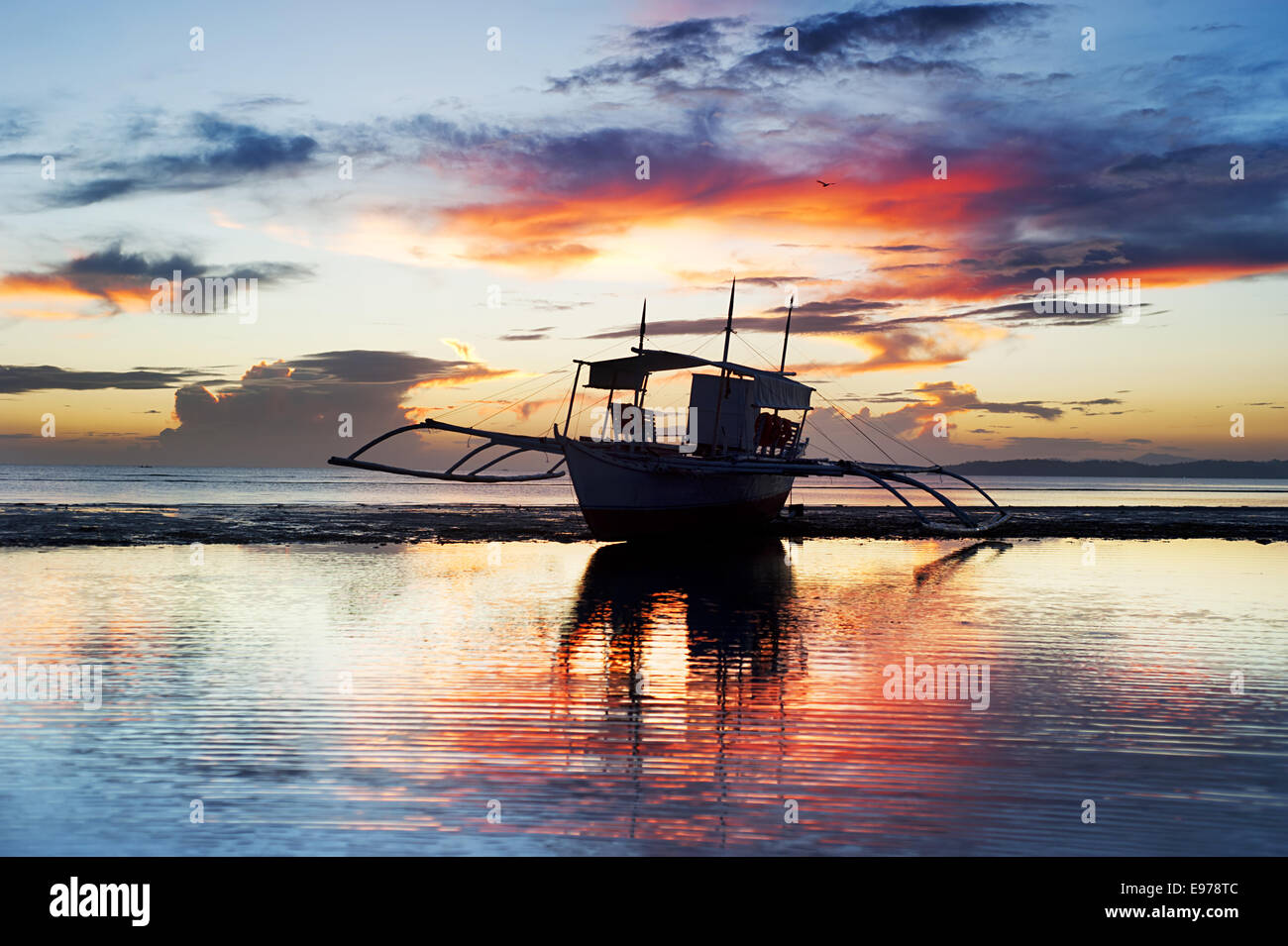 Traditional philippines fishing boat hi-res stock photography and ...