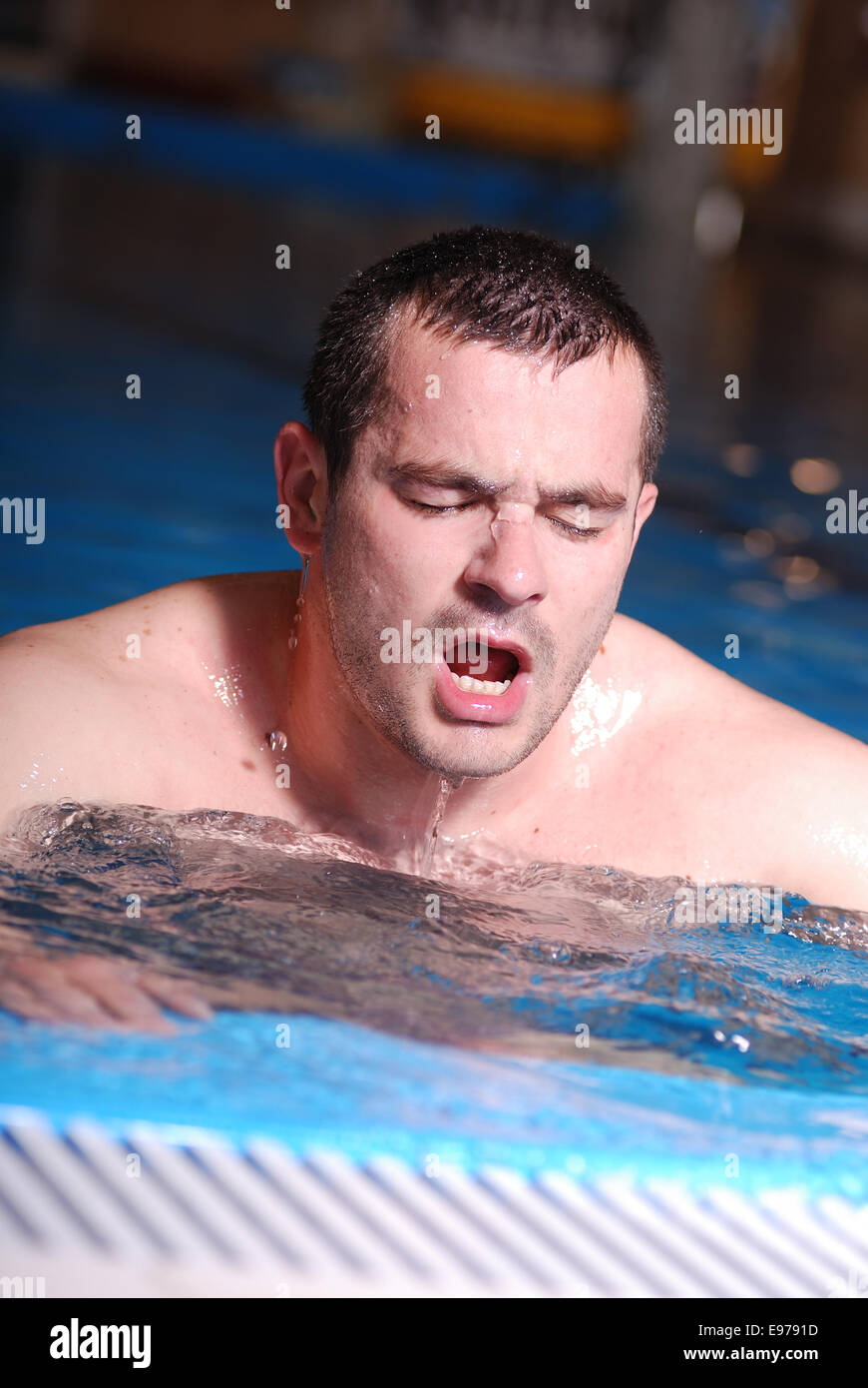 .man in swimming pool Stock Photo - Alamy
