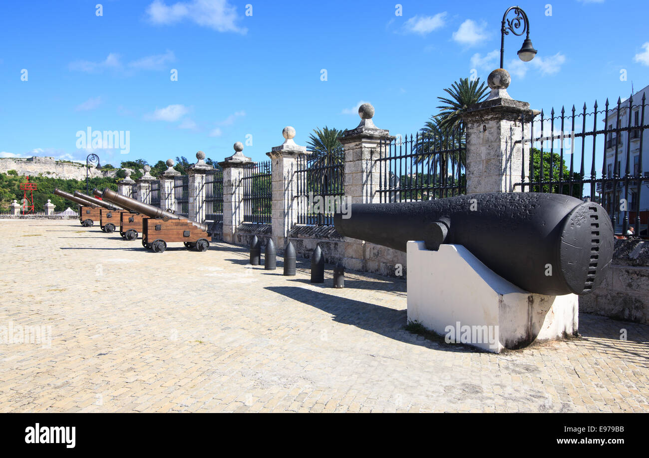 Guns of the castillo de la Real Fuerza Stock Photo - Alamy