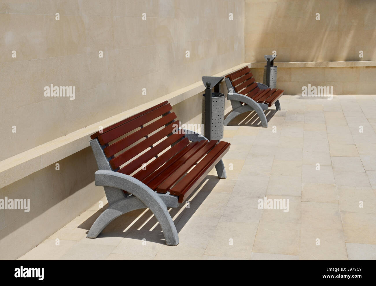 Bin benches hi-res stock photography and images - Alamy