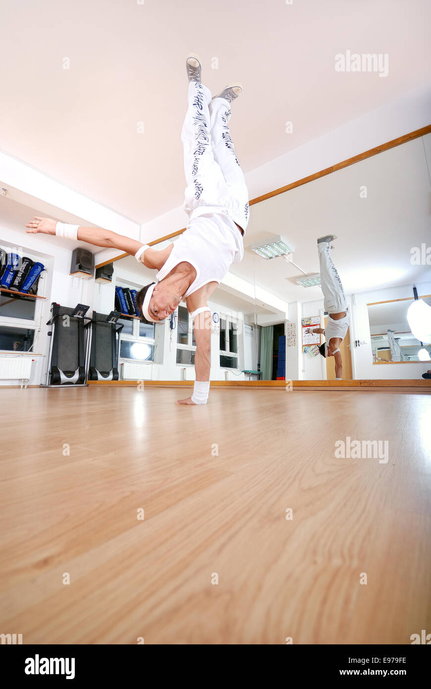 .break dance handstand Stock Photo - Alamy