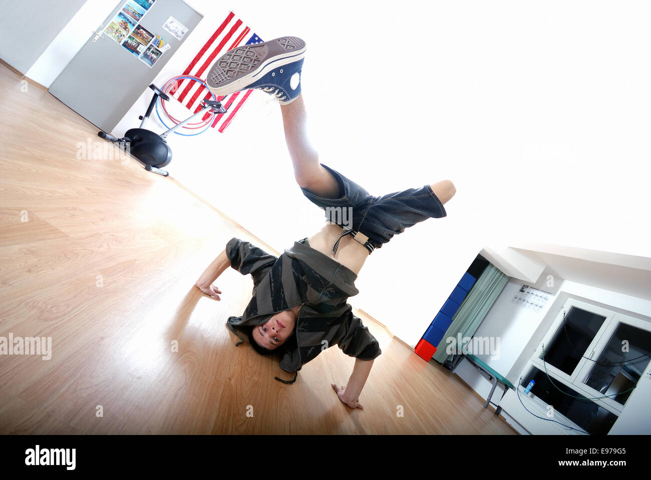 Breakdance head stand hi-res stock photography and images - Alamy