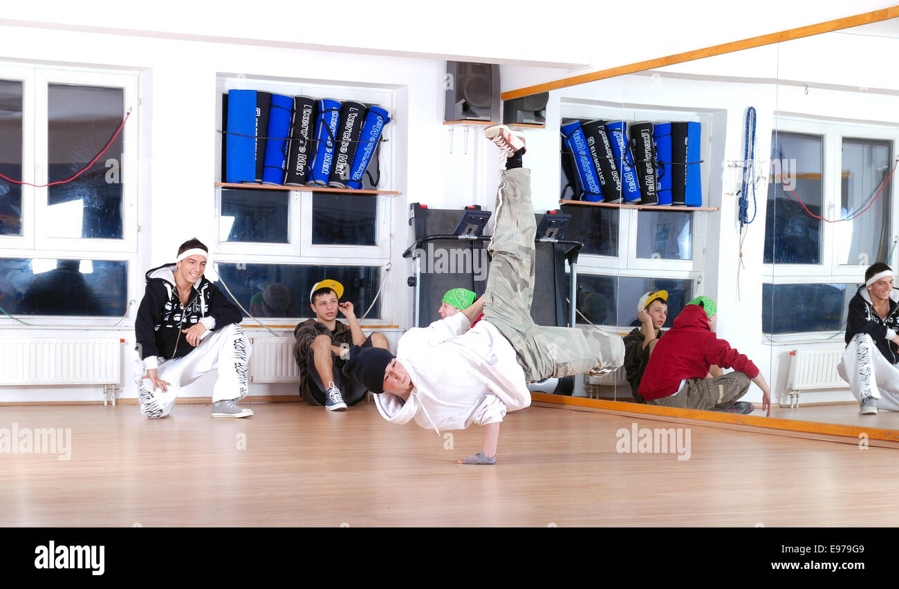 Acro balance dance hi-res stock photography and images - Alamy