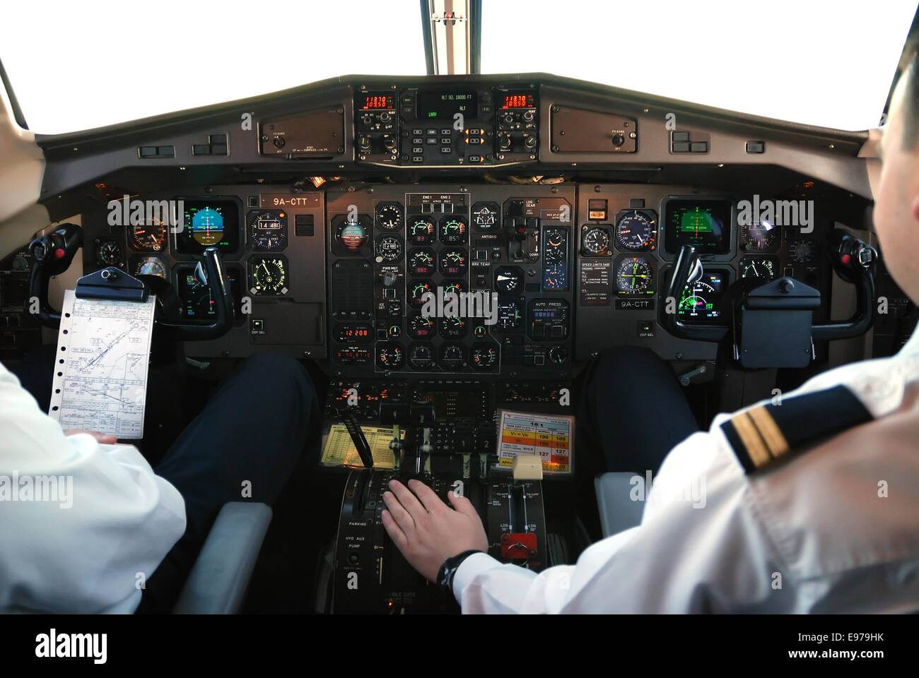 737 cockpit interior hi-res stock photography and images - Alamy