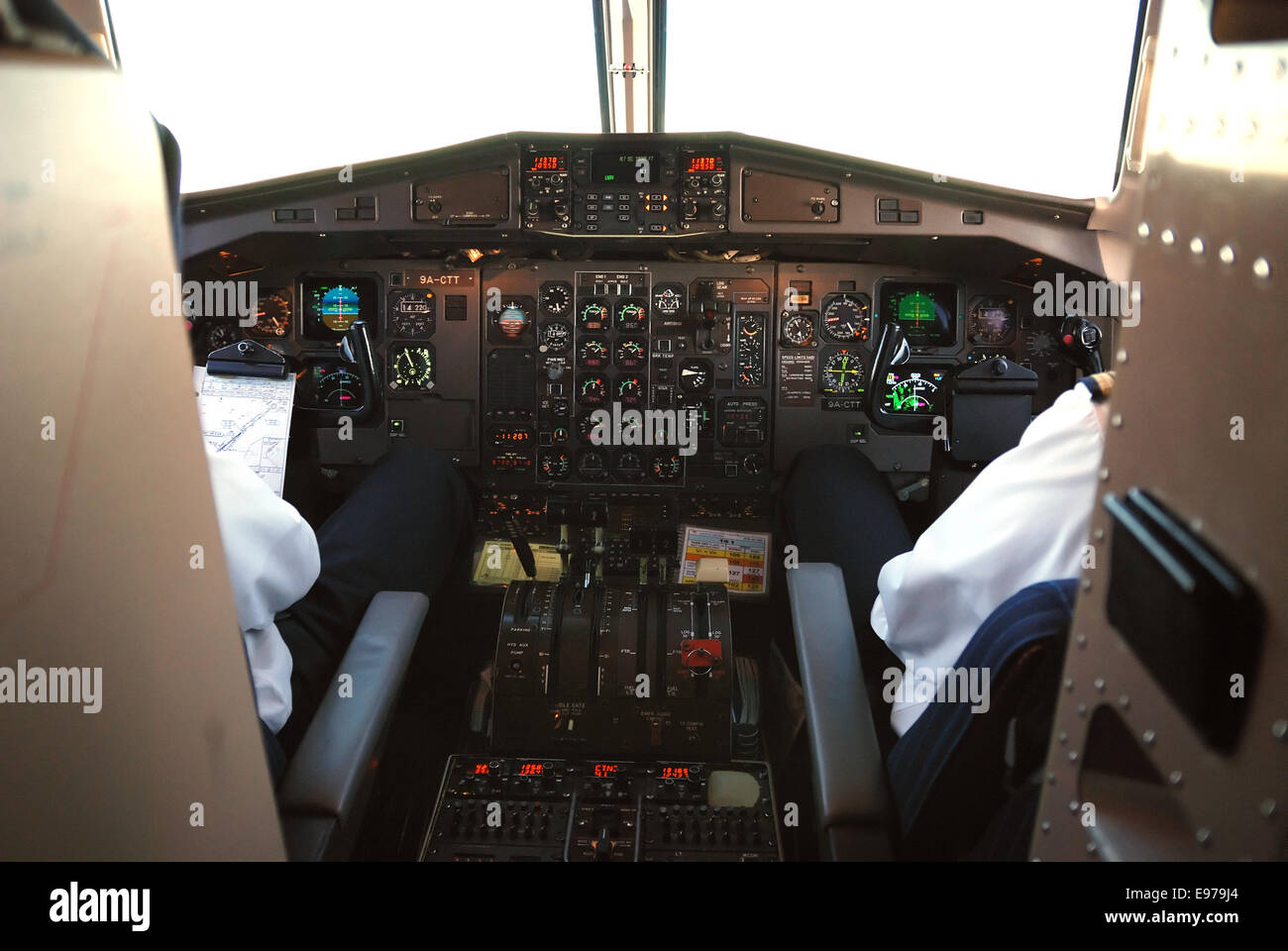 Boeing 737 aircraft cockpit instrument hi-res stock photography and ...