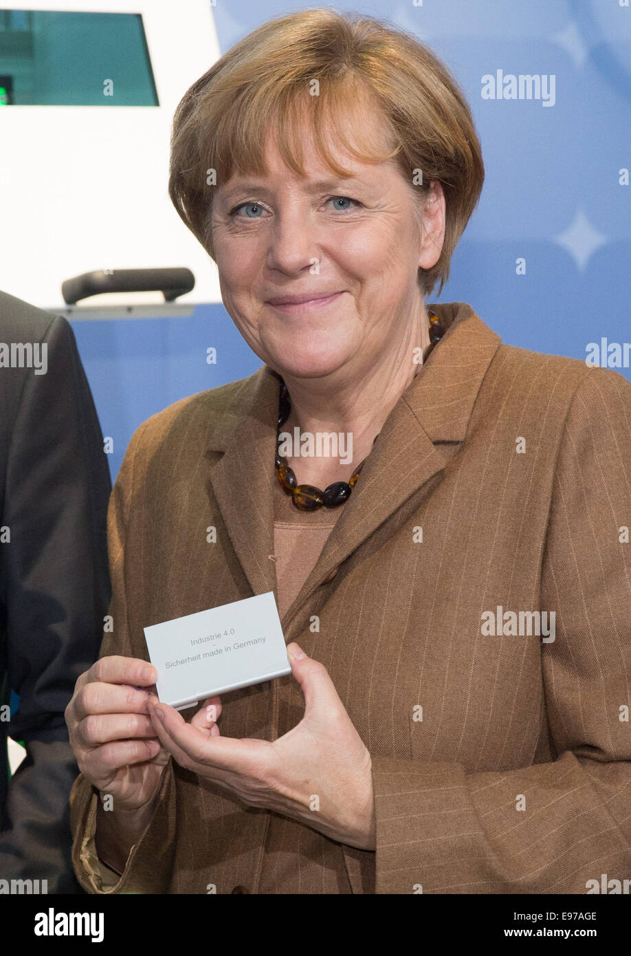 Platform 4 sign hi-res stock photography and images - Alamy