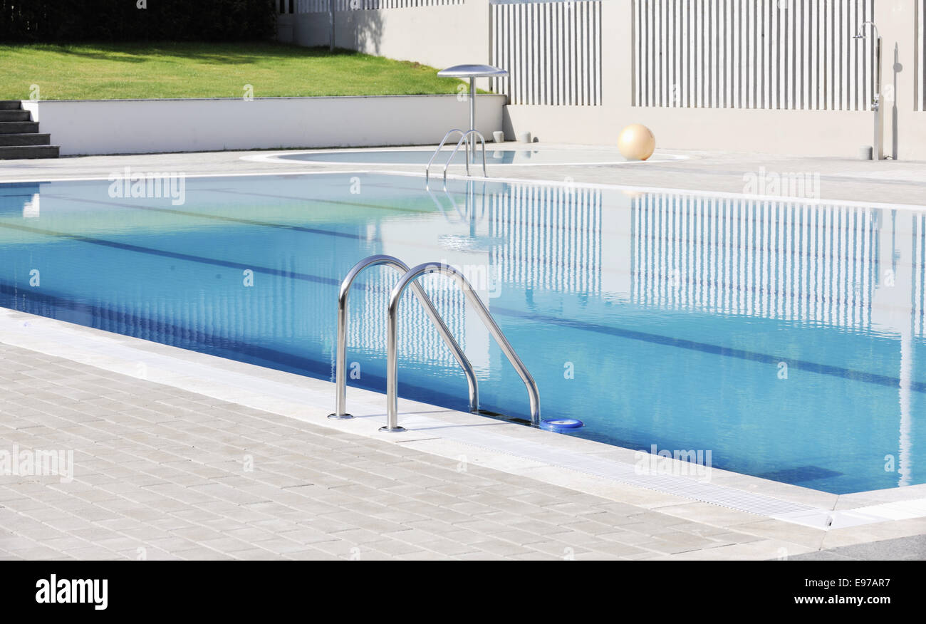 hotel outdoor swimming pool Stock Photo - Alamy