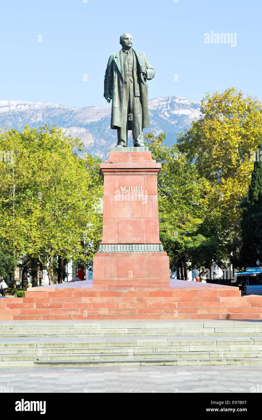 YALTA, RUSSIA - SEPTEMBER 28, 2014: Lenin statue on Lenin square of ...