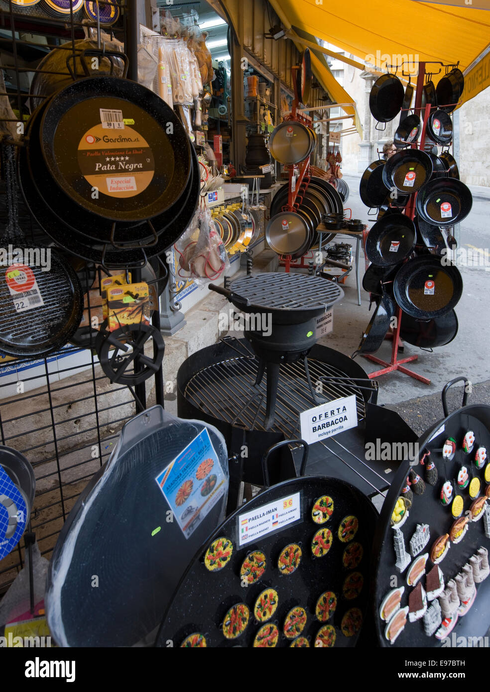 Paella pan shop in Valencia Stock Photo - Alamy