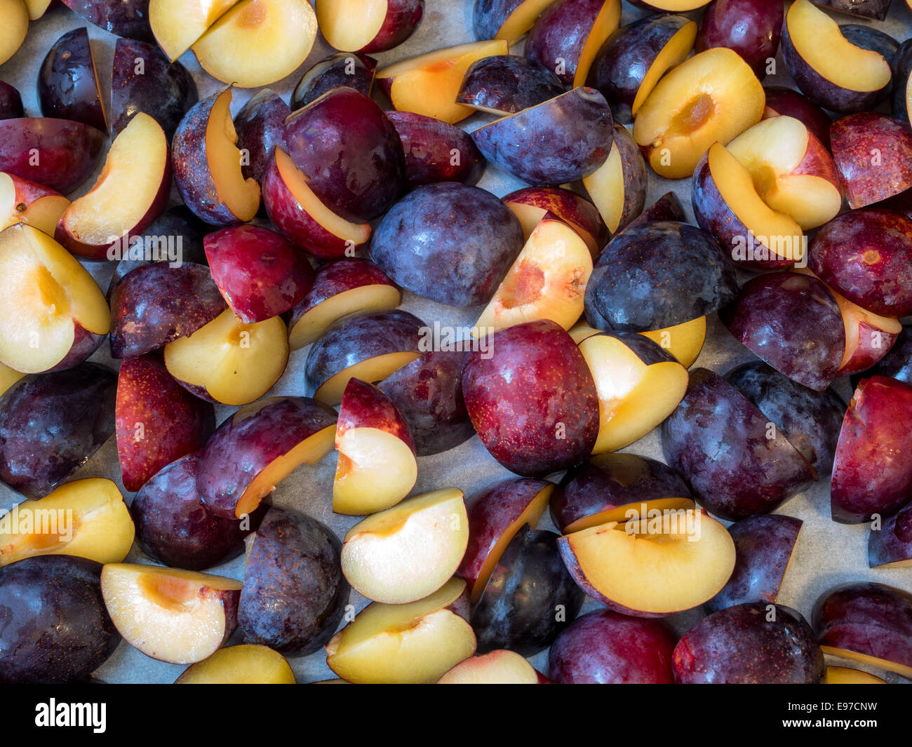 Purple plums hi-res stock photography and images - Alamy