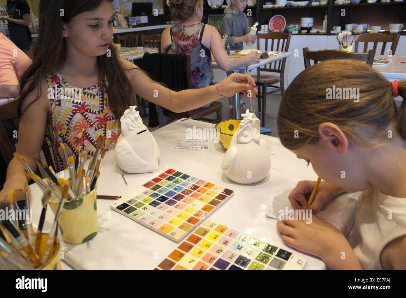 Primary school girls in painting hi-res stock photography and images ...