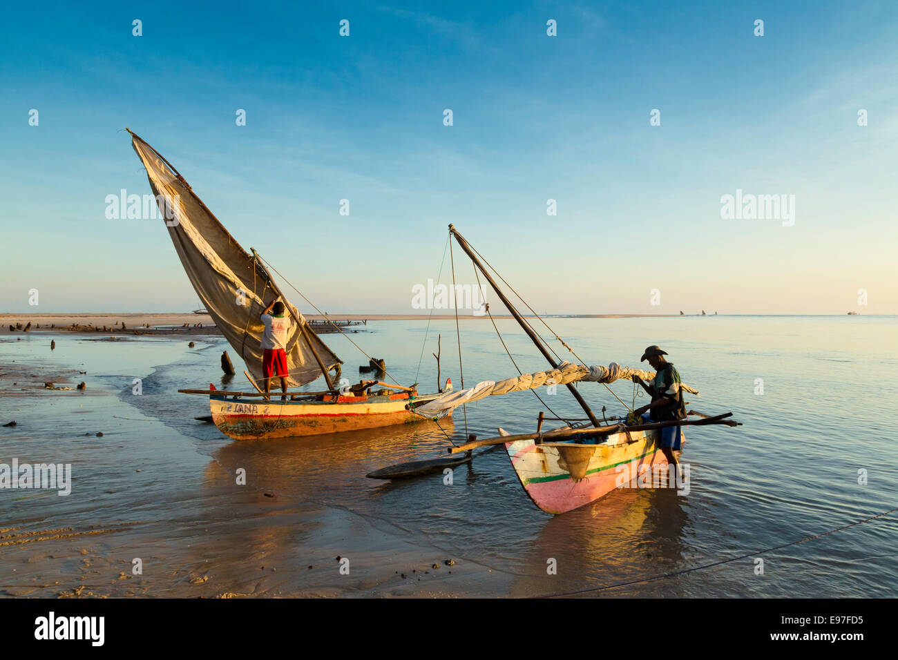 Madagascar traditional boat hi-res stock photography and images - Alamy