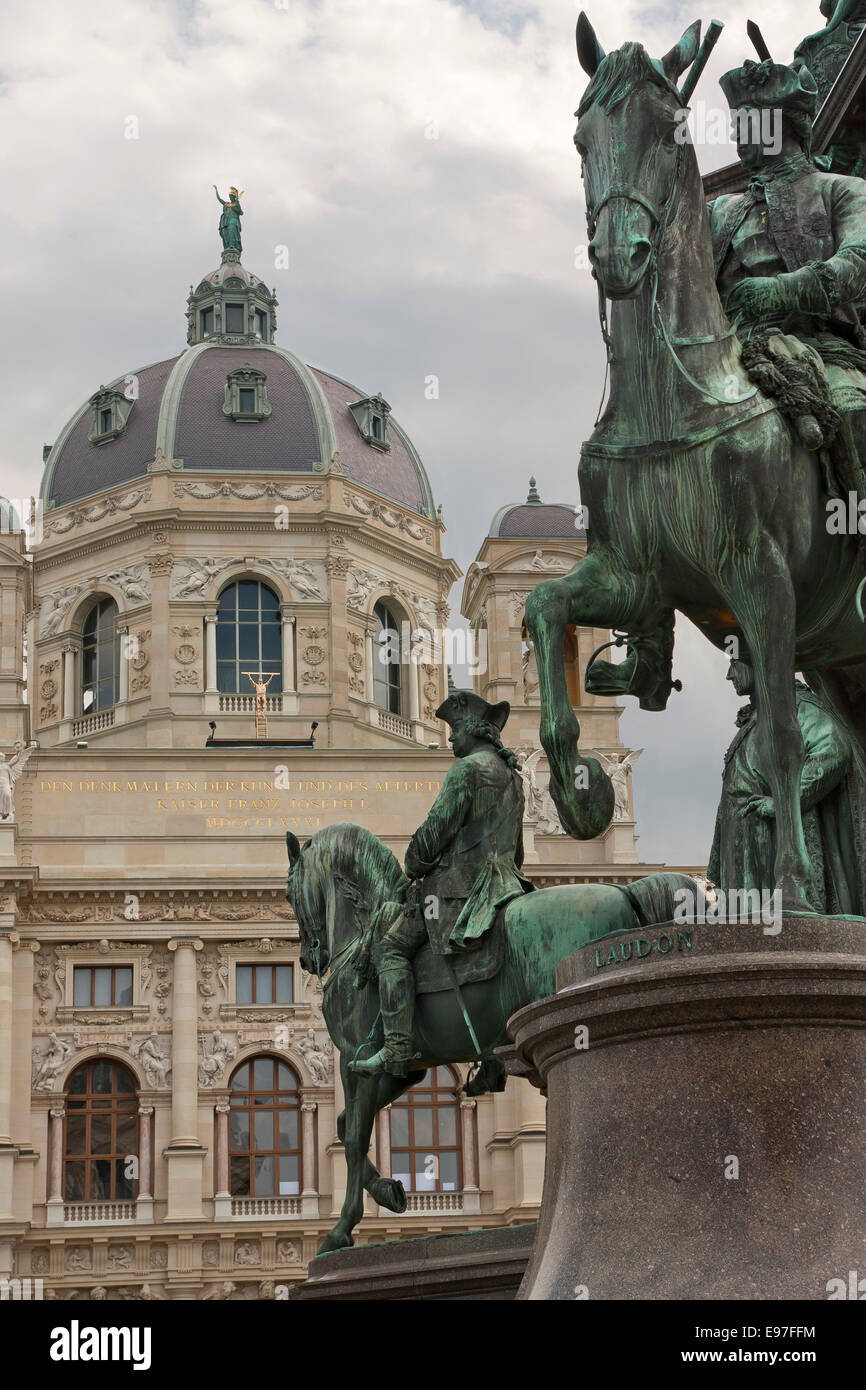 Equestrian statues outside Kunsthistorisches Museum, Vienna Stock Photo ...