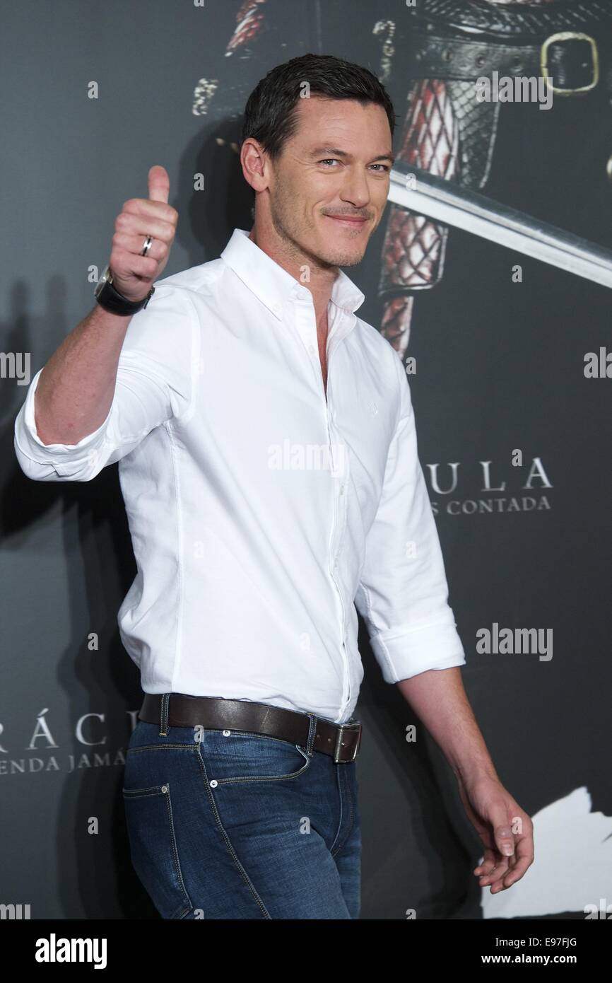 Luke Evans Dracula Body