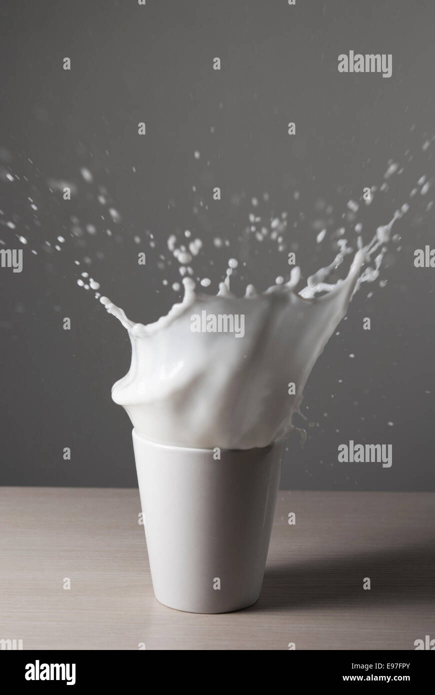 Splashing milk hi-res stock photography and images - Alamy