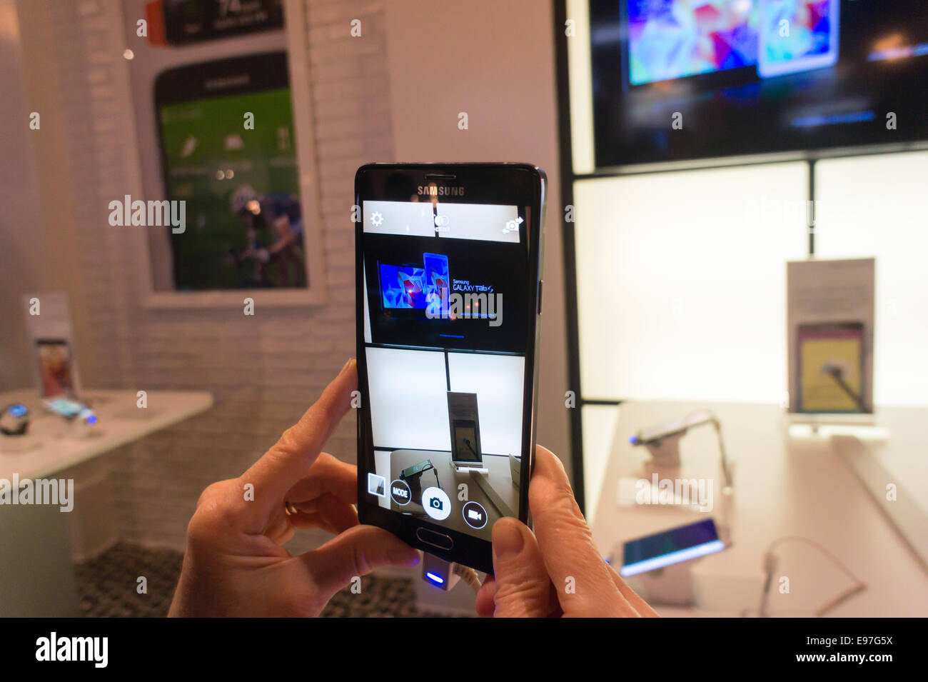 Samsung digital camera hi-res stock photography and images - Alamy
