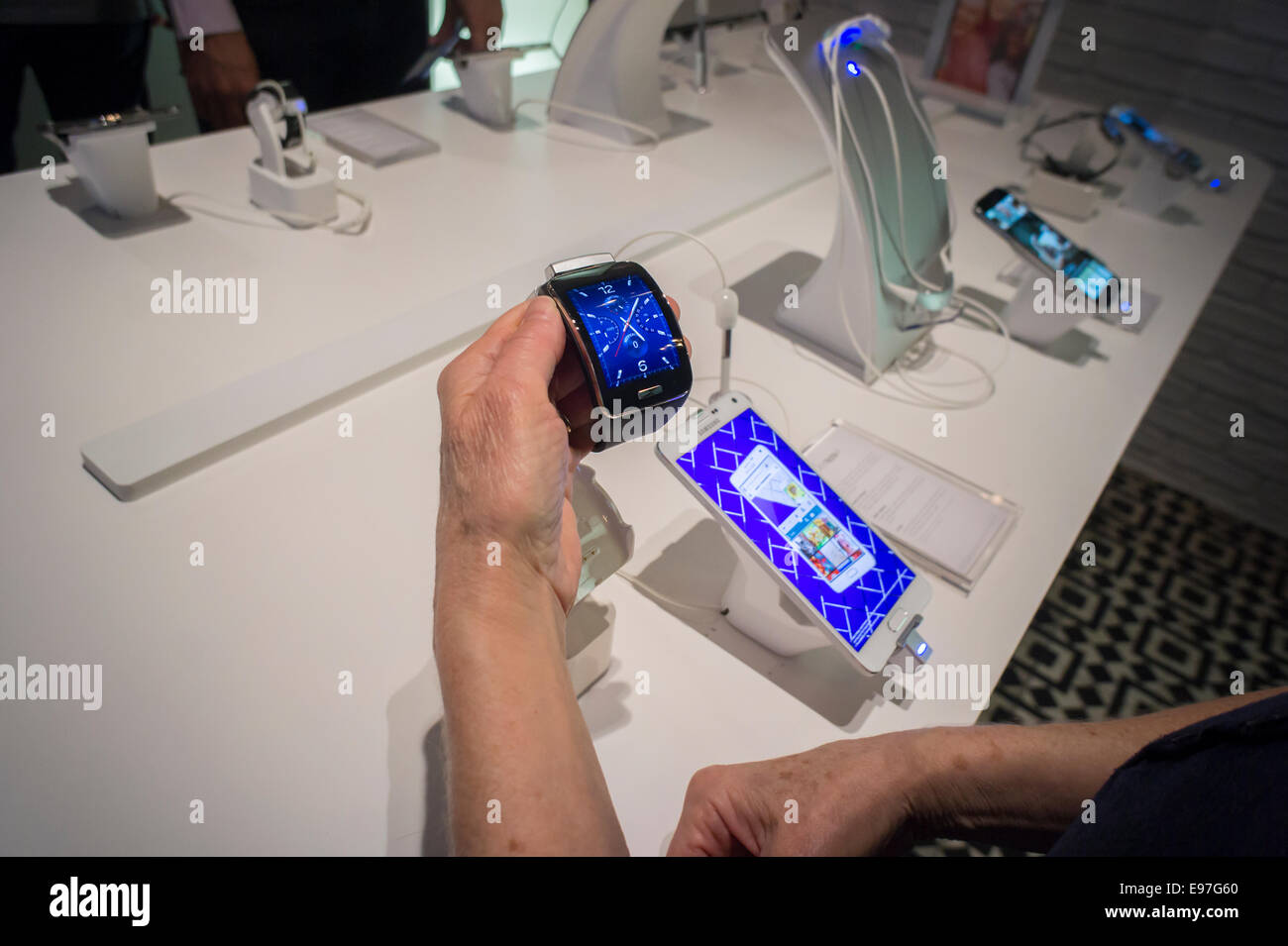 Galaxy watch 4 hi-res stock photography and images - Alamy