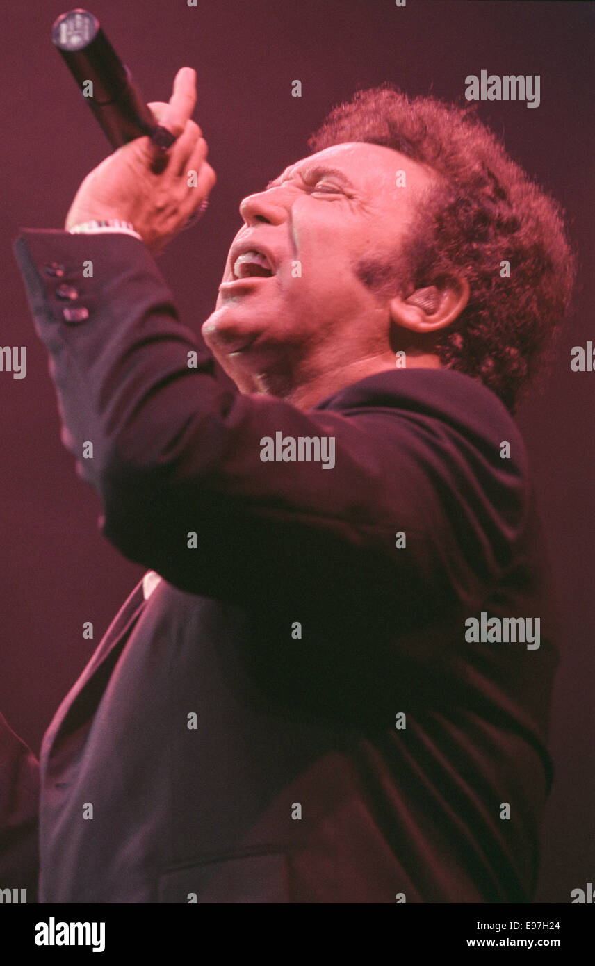 Tom jones singer hi-res stock photography and images - Alamy