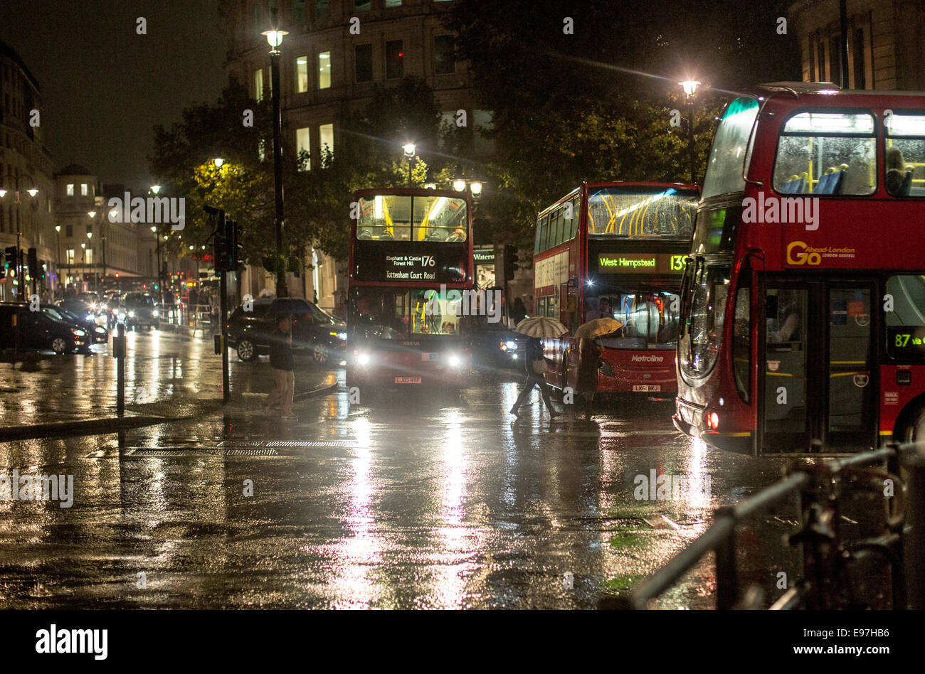 Walking rain buses Trafalgar Square wet bus Stock Photo - Alamy