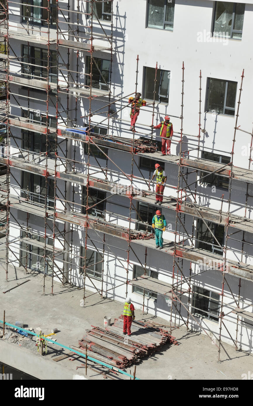 Construction workers dismantling scaffolding Stock Photo - Alamy
