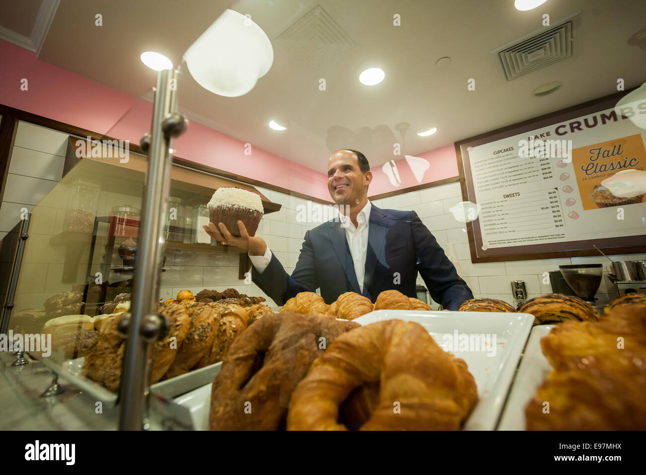 Cupcakes Bakery Storefront High Resolution Stock Photography and Images ...