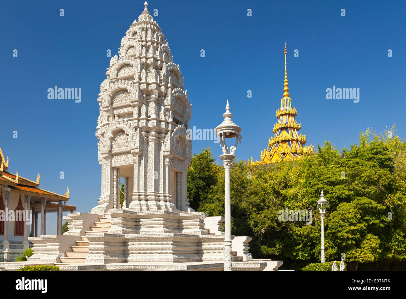 Stupa at Royal Palace, Phnom Penh, Cambodia Stock Photo - Alamy