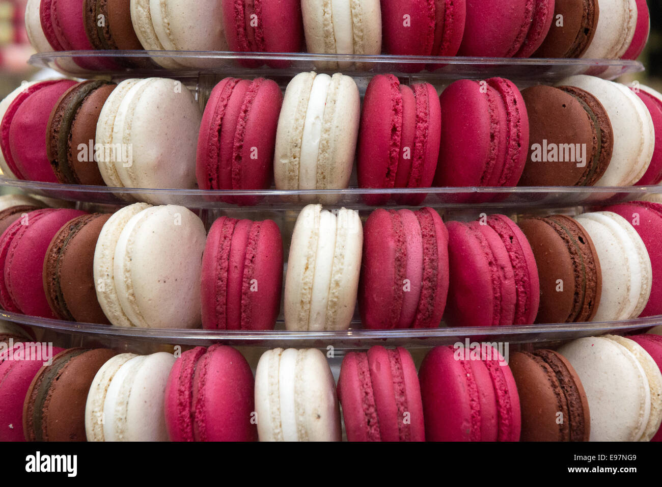 Macaron biscuits hi-res stock photography and images - Alamy
