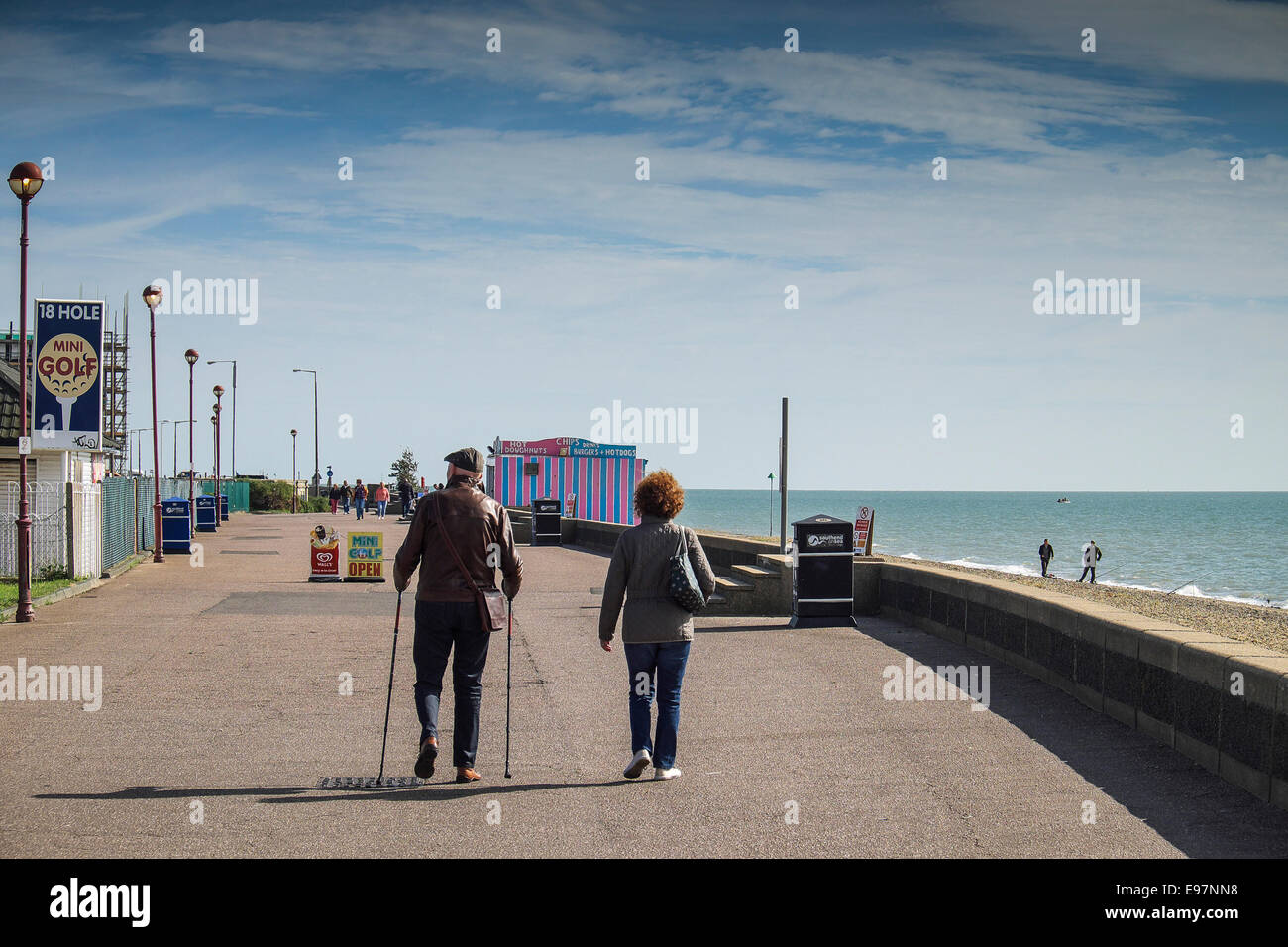 People walking along a seafront hi-res stock photography and images - Alamy