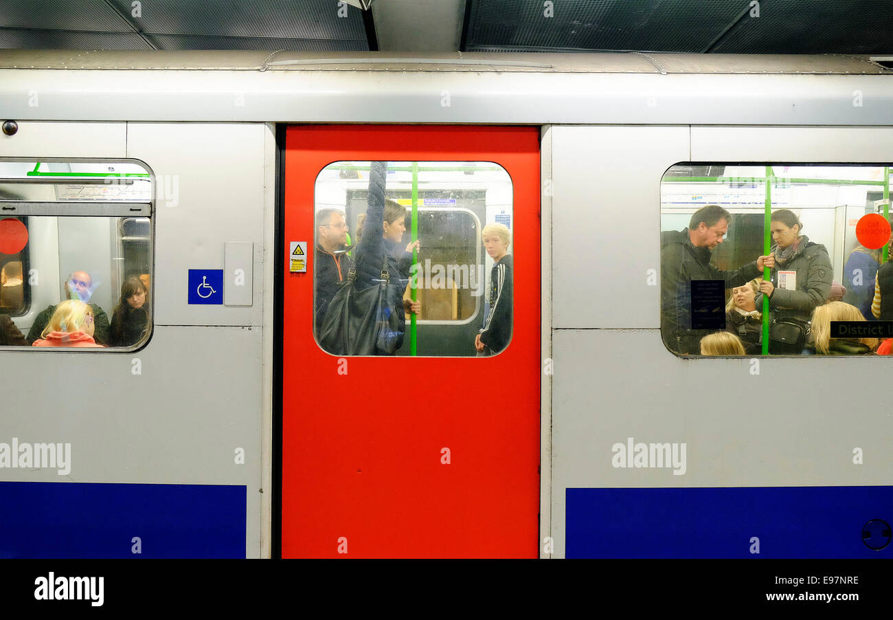 Tube train carriages hi-res stock photography and images - Alamy