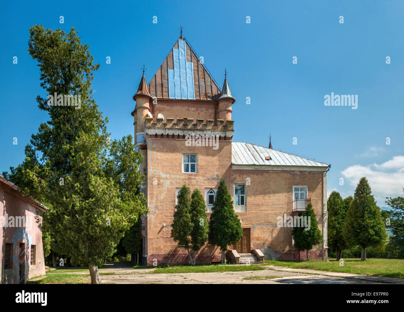 Casteful Kendeffy, 18th century castle, in village of Santamaria-Orlea ...