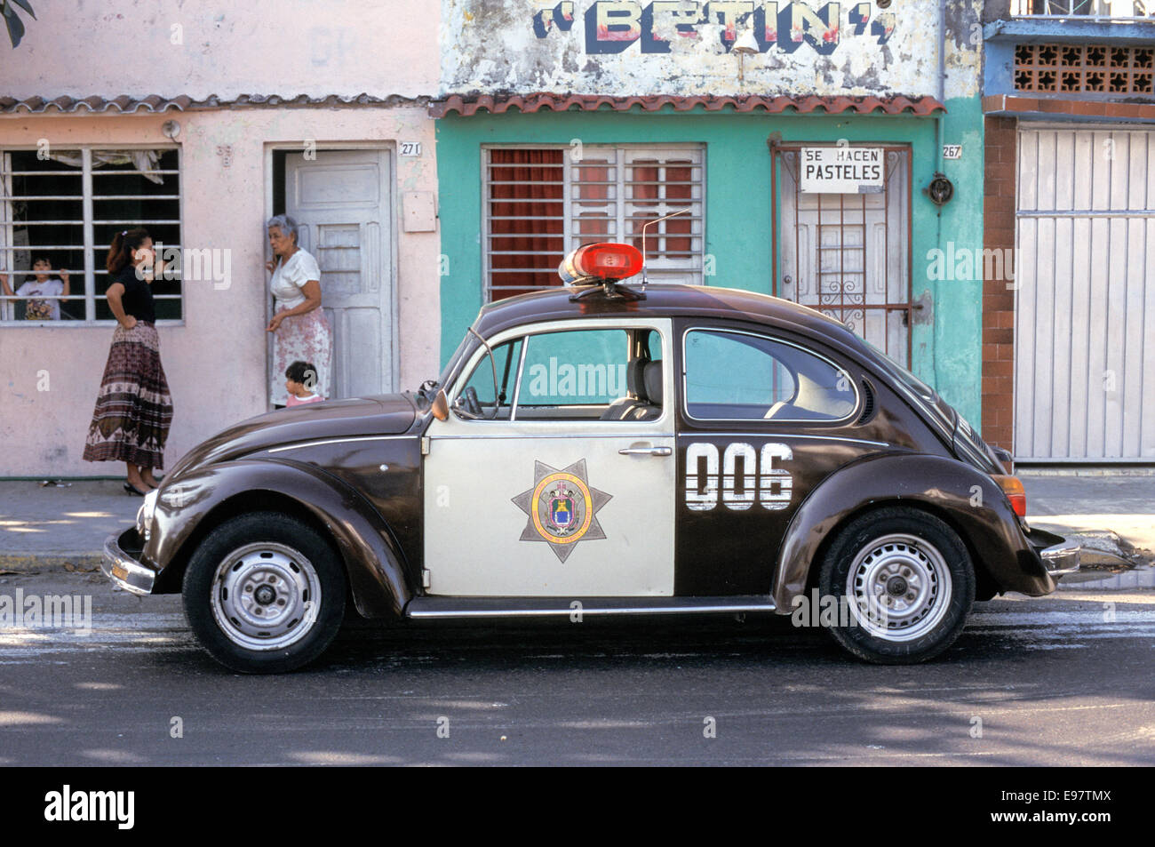 CLASSIC VOLKSWAGEN VW BEETLE BUG CANADA POLICE CAR V-DUB R8 GREENLIGHT ...