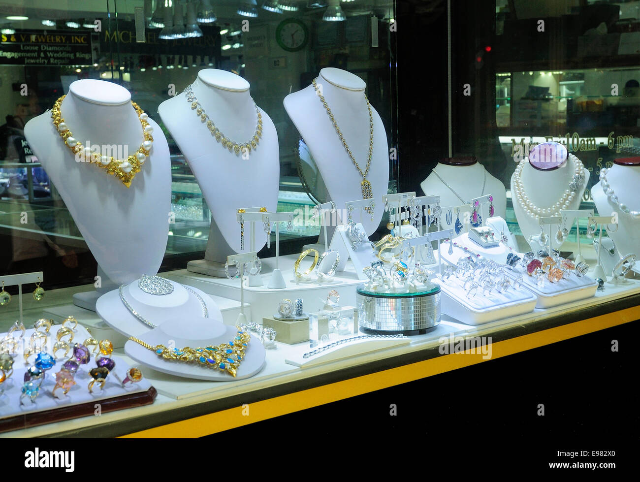 Jewelry store window hi-res stock photography and images - Alamy