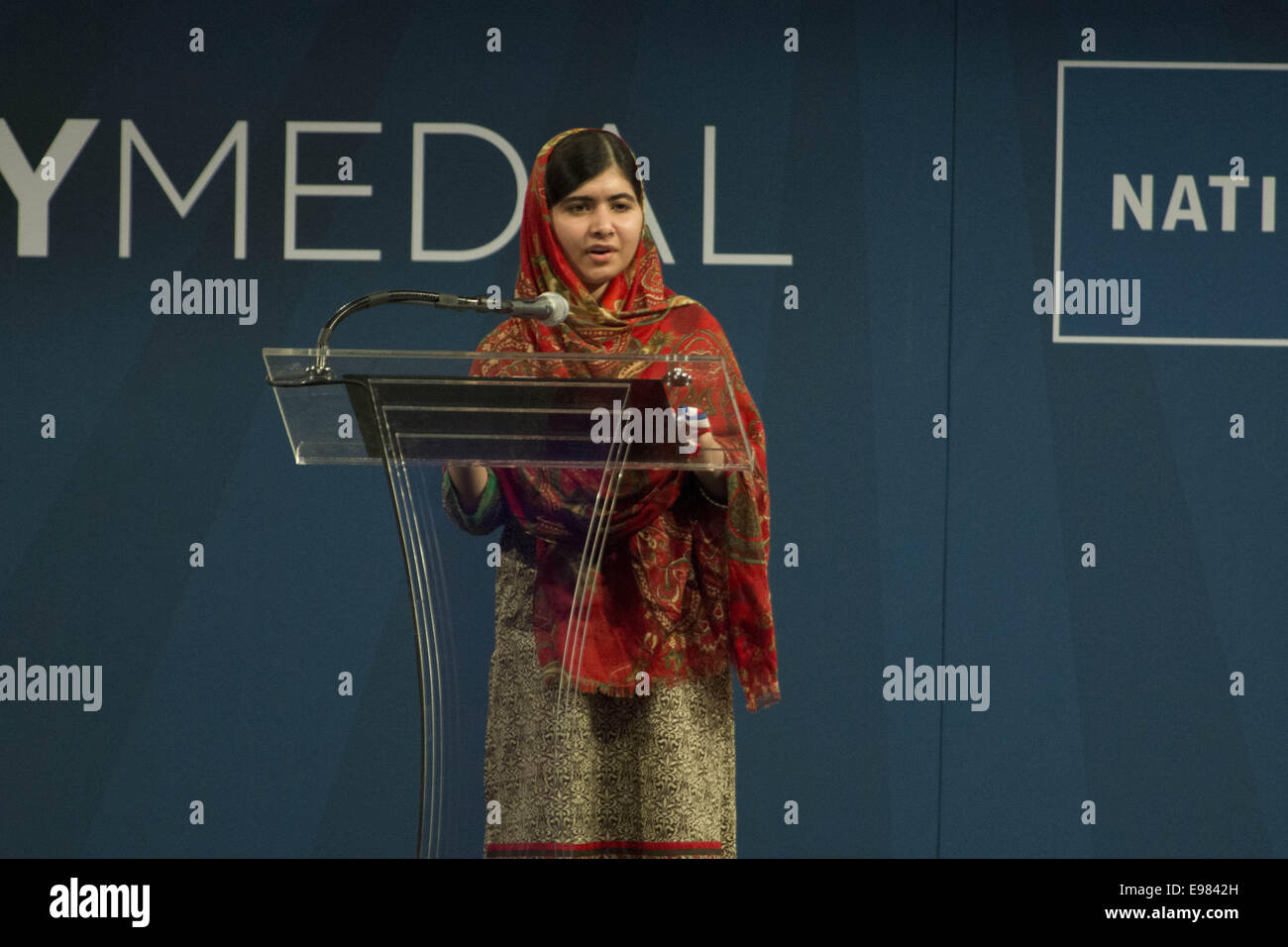 Malala yousafzai noble peace prize hi-res stock photography and images ...