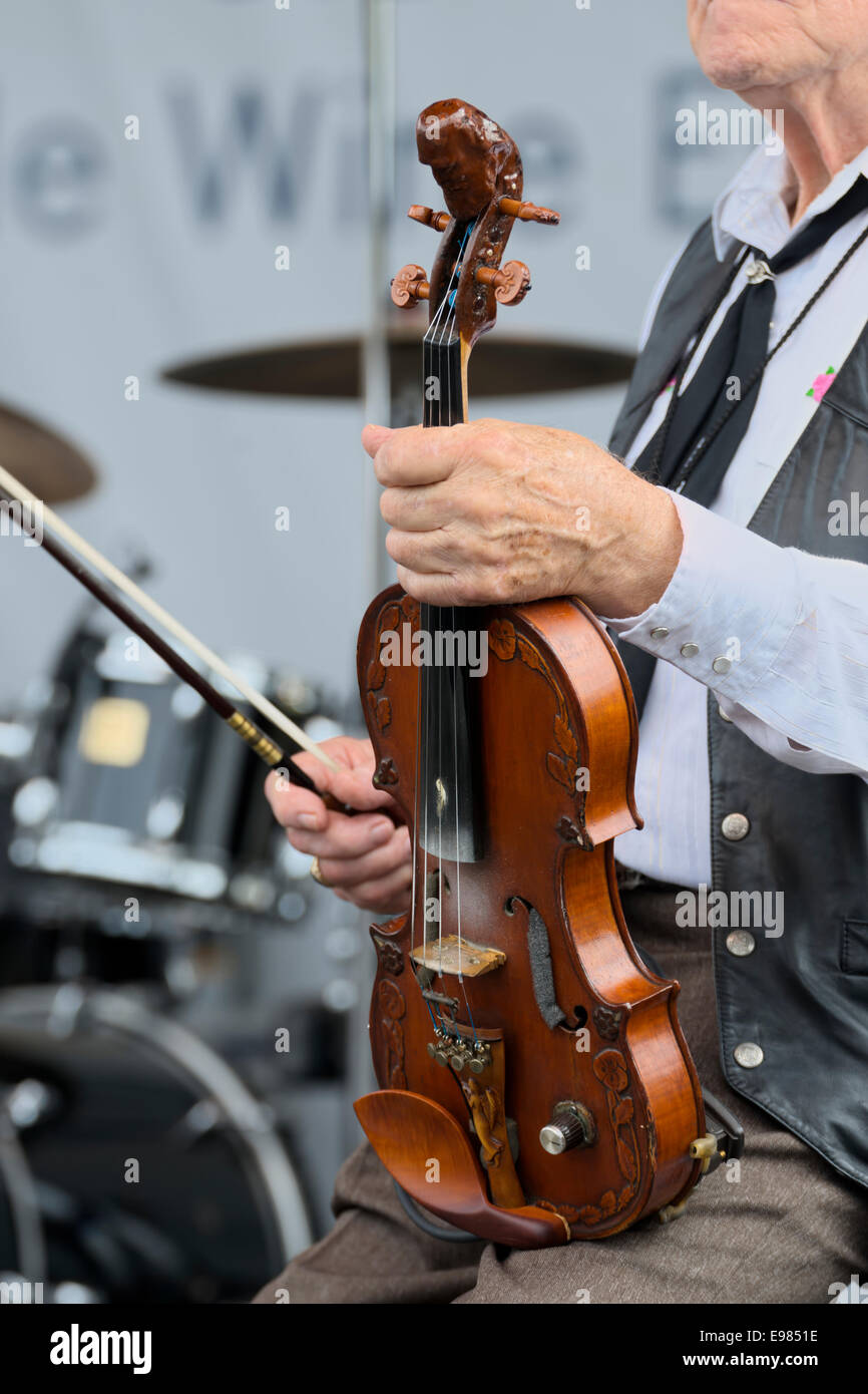 Culture fiddle performer hi-res stock photography and images - Alamy