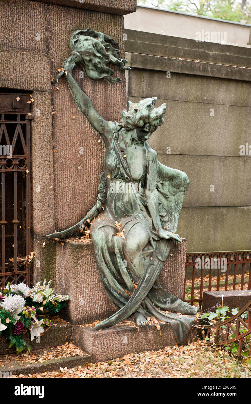 Statue holding torch hi-res stock photography and images - Alamy