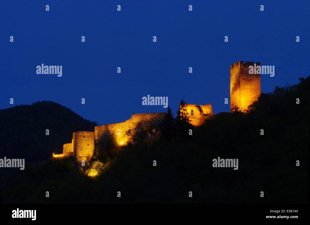Spitz Ruine Hinterhaus Nacht - Spitz castle ruin Hinterhaus night 01 ...