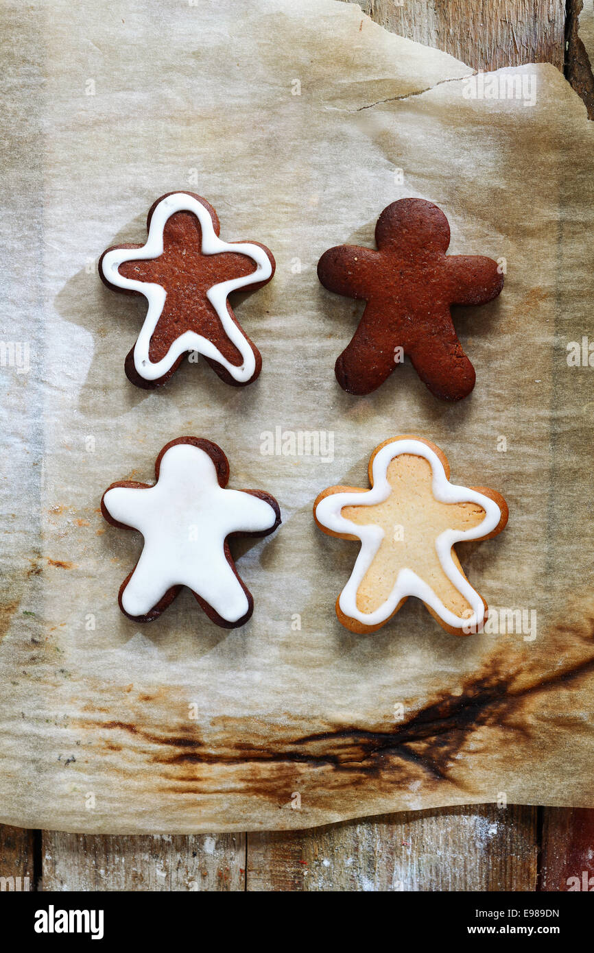 4 Gingerbread men with a golden bow on a grunge background for xmas ...