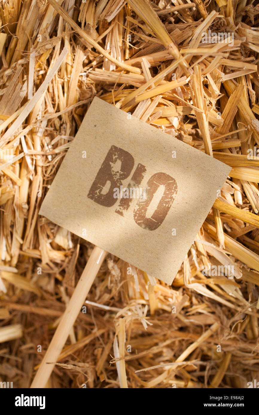 Rustic vertical close-up of a "bio" tag on straw Stock Photo - Alamy