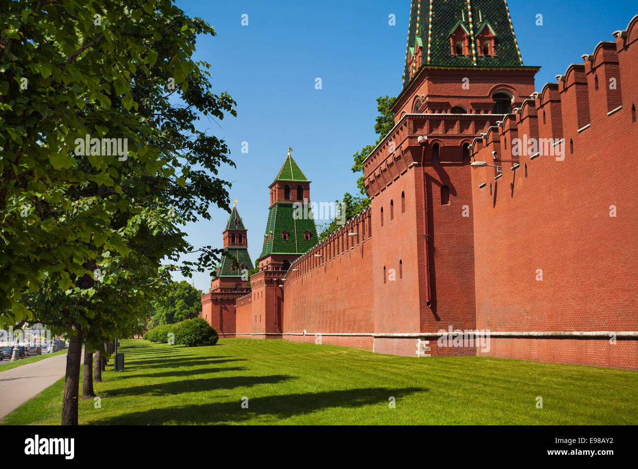 Kremlin wall view with green trees and grass Stock Photo - Alamy