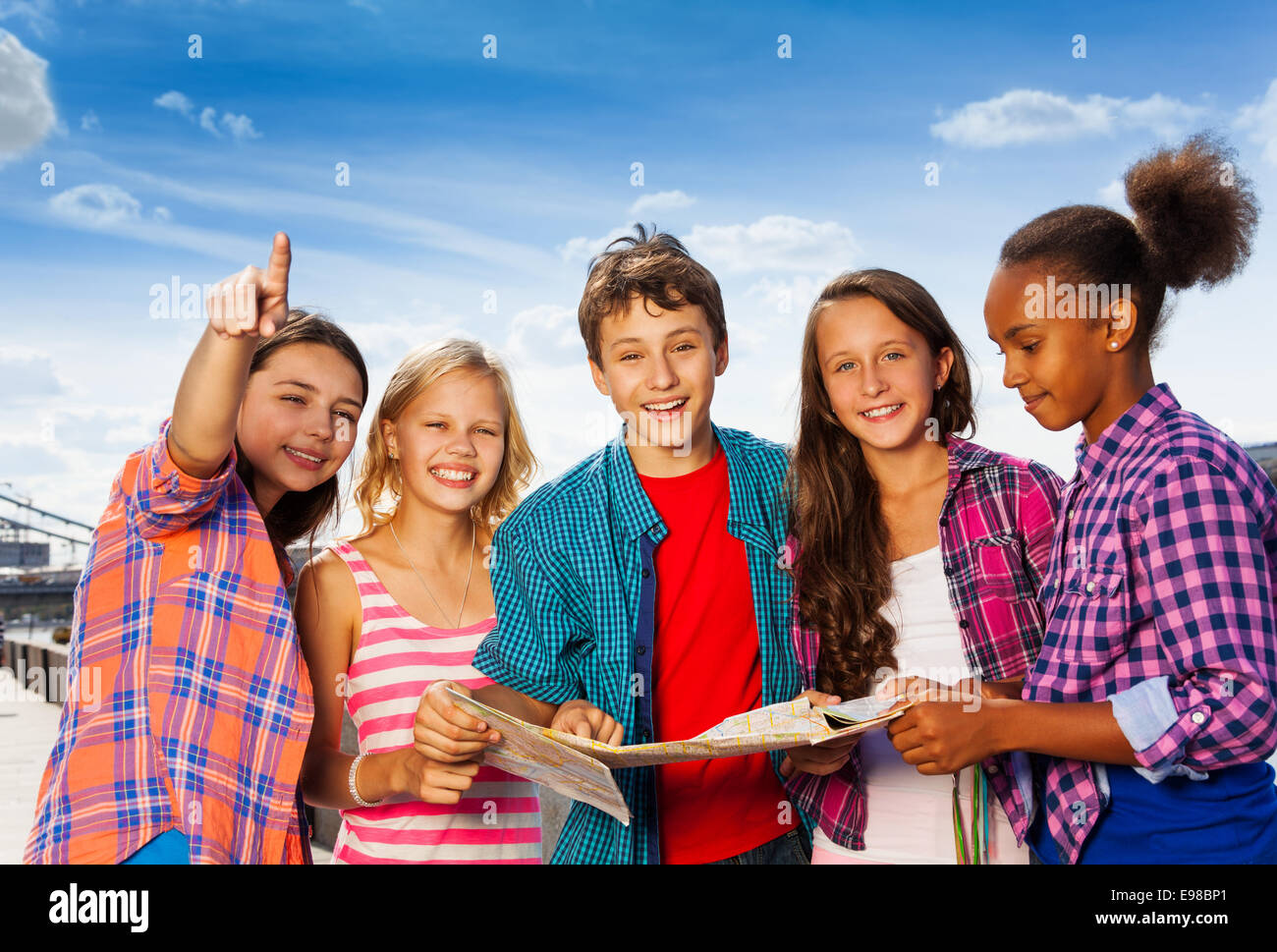 Kids with map hi-res stock photography and images - Alamy