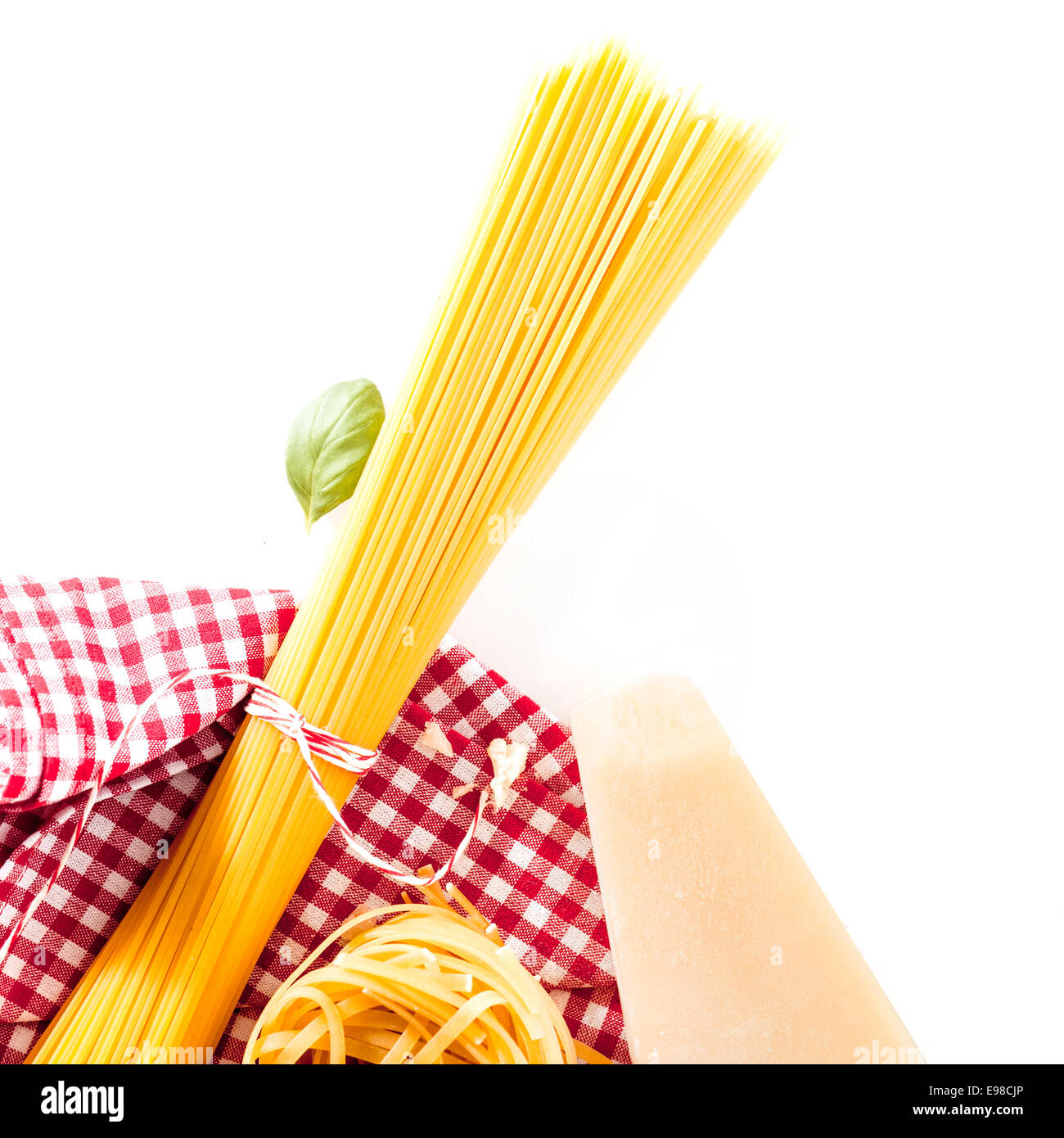 Spaghetti uncooked fresh italian hi-res stock photography and images ...