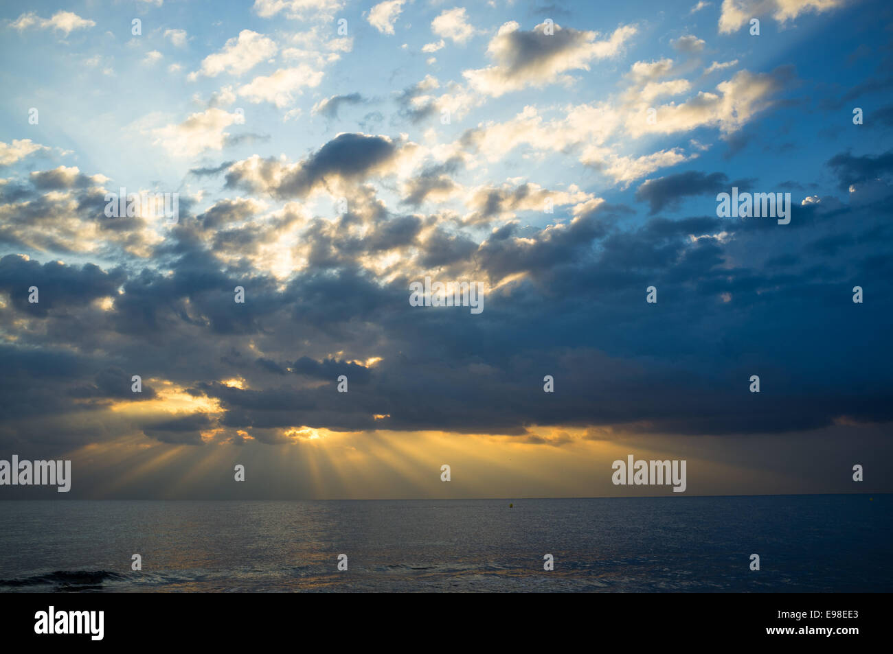 Looming waves hi-res stock photography and images - Alamy