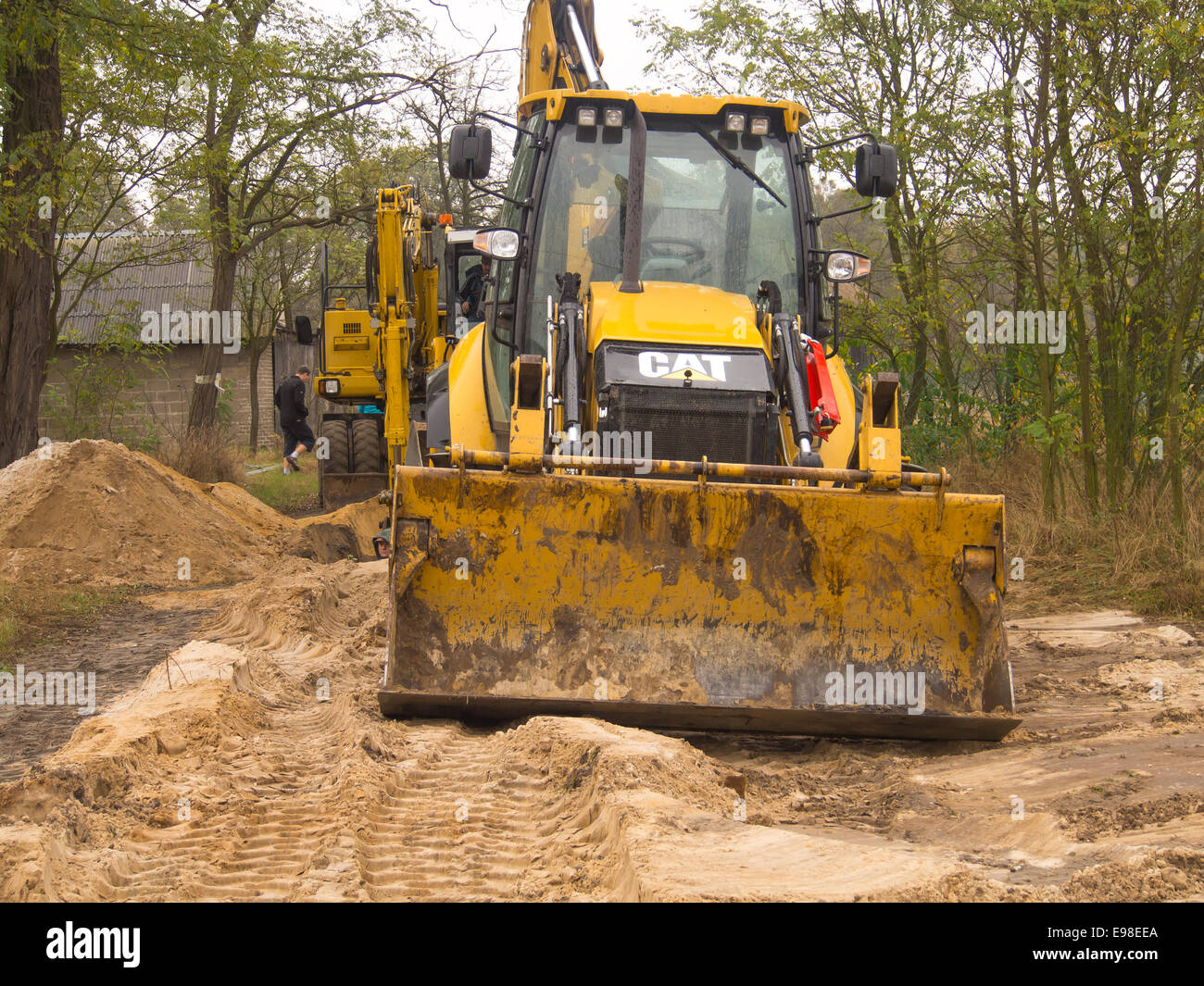 Construction workers digging hole hi-res stock photography and images ...