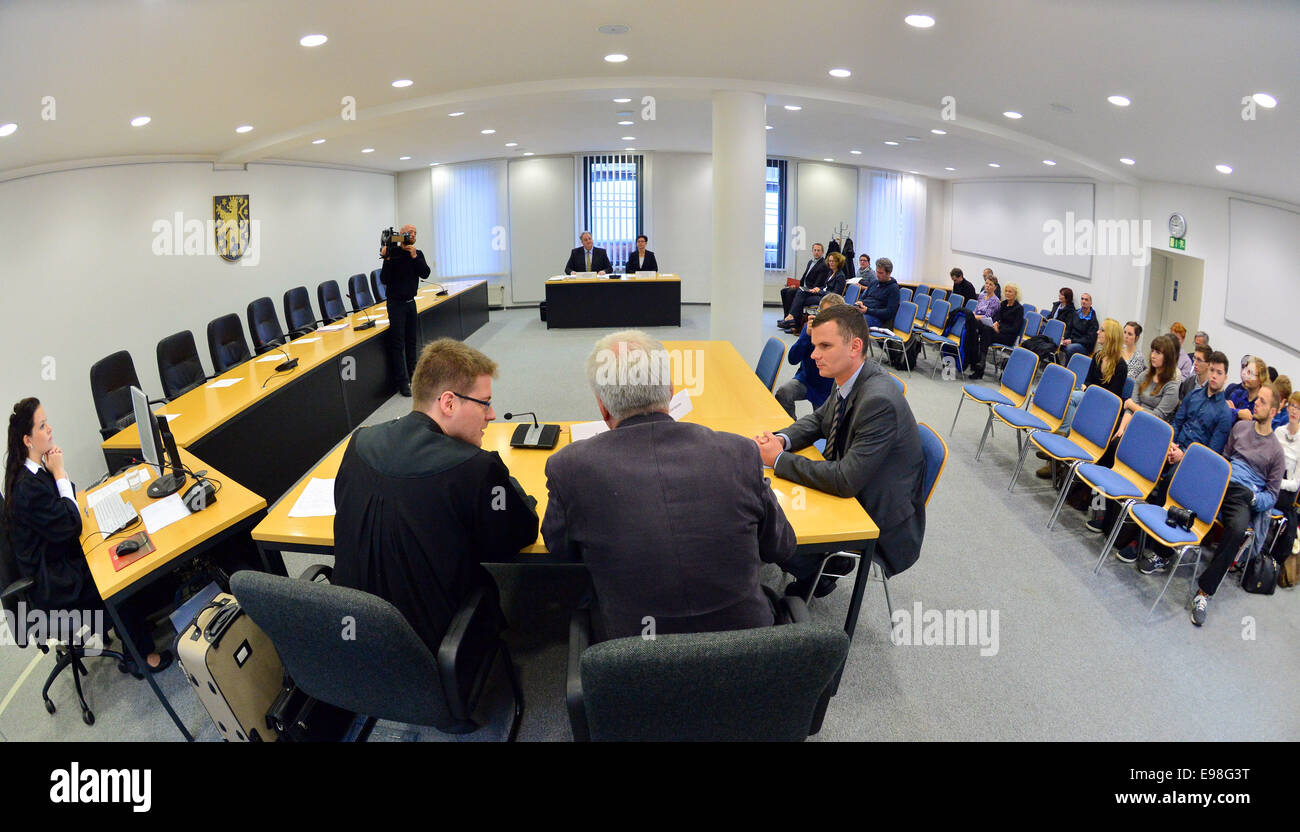 Weimar, Germany. 22nd Oct, 2014. Trial participants and spectators wait ...