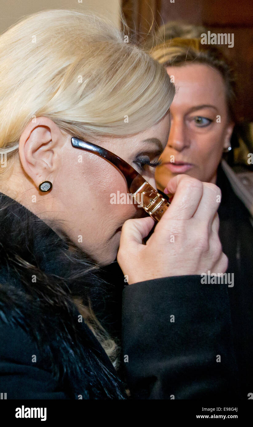 Tatjana Gsell (C), the ex-wife of the Nuremberger plastic surgeon Franz ...