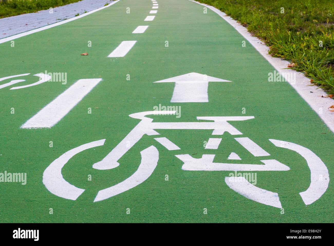 urban ciclyng lane, bicycle path, bike path, bike lane Stock Photo - Alamy